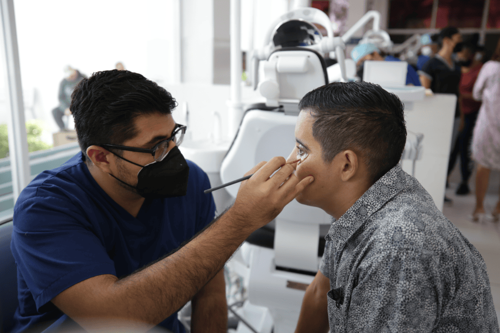 DIF Guadalajara entrega prótesis oculares - Siker